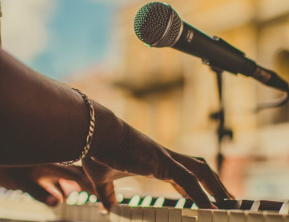 What's the Difference Between a Vocalist and Singer? - Capstone Music